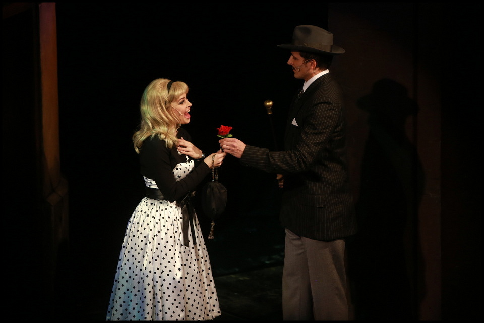 Naivní blondýnka Ilona Ritter (Marie Blahynková) dělá, že náhodu ...