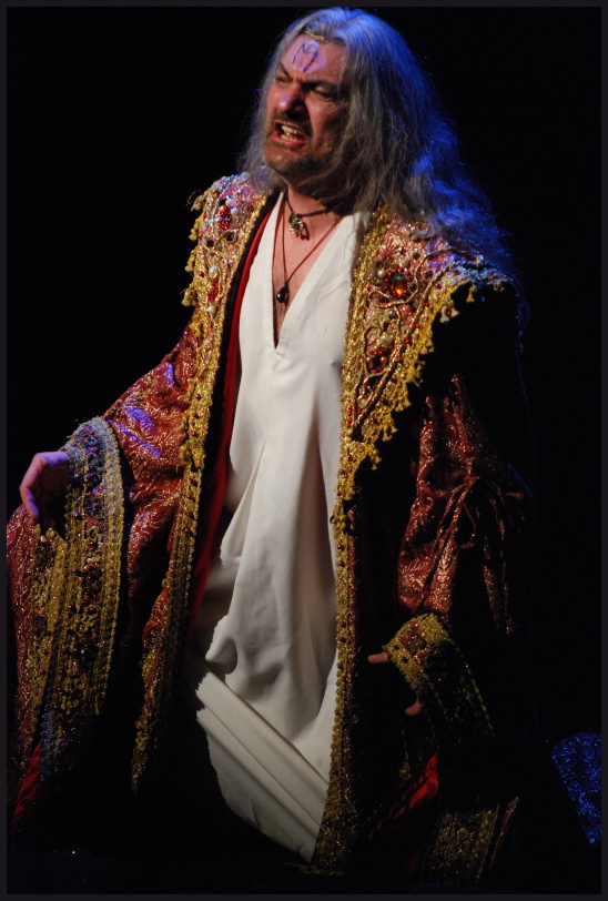 Derniéru muzikálu "Dracula" odehrál Daniel Hůlka i se zraněním (+ video ...