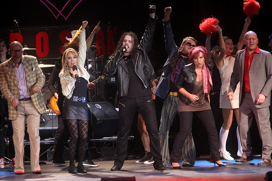 Recenze: Muzikál "Ať žije rokenrol!" se topí v průměrnosti (+ video ...